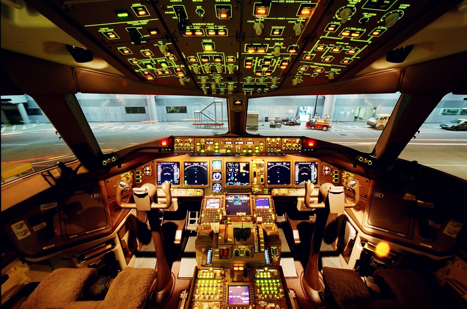Cockpit boeing 777 300er - rightlib
