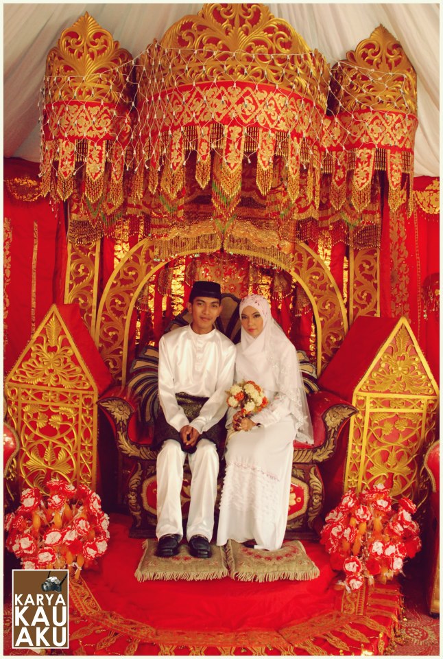 KAK NITA IN THE HOUSE: PELAMIN MINANGKABAU TEMA MERAH DAN GOLD