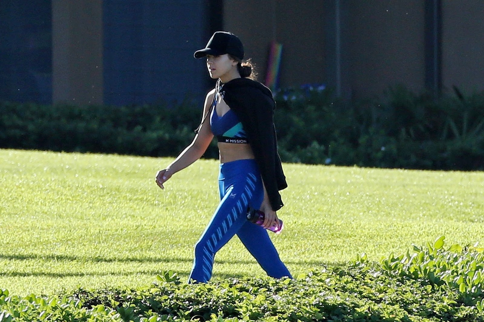 Hailee Steinfield gets in a light workout in Hawaii || December 25 ...