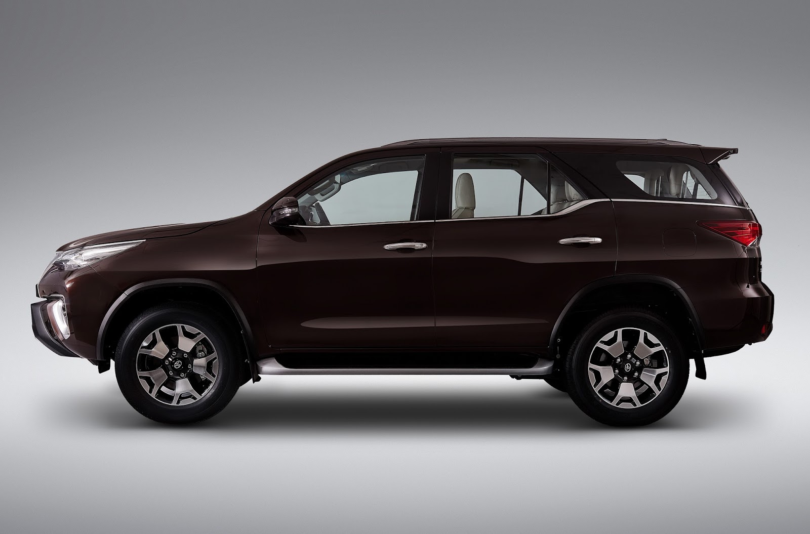 Toyota Hilux SW4 ganha nova versão topo de linha