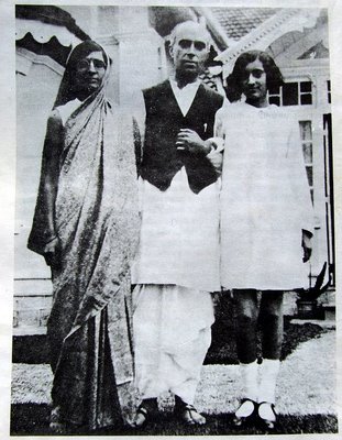 SMARAKA GRANTHA: Sarojini Naidu, Jawaharlal Nehru with his wife in ...