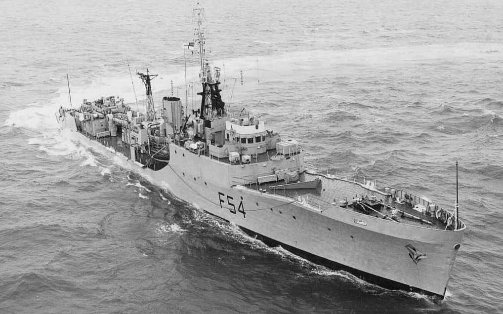 Thin Pinstriped Line: The Royal Navy and Light Frigates - A solution in ...