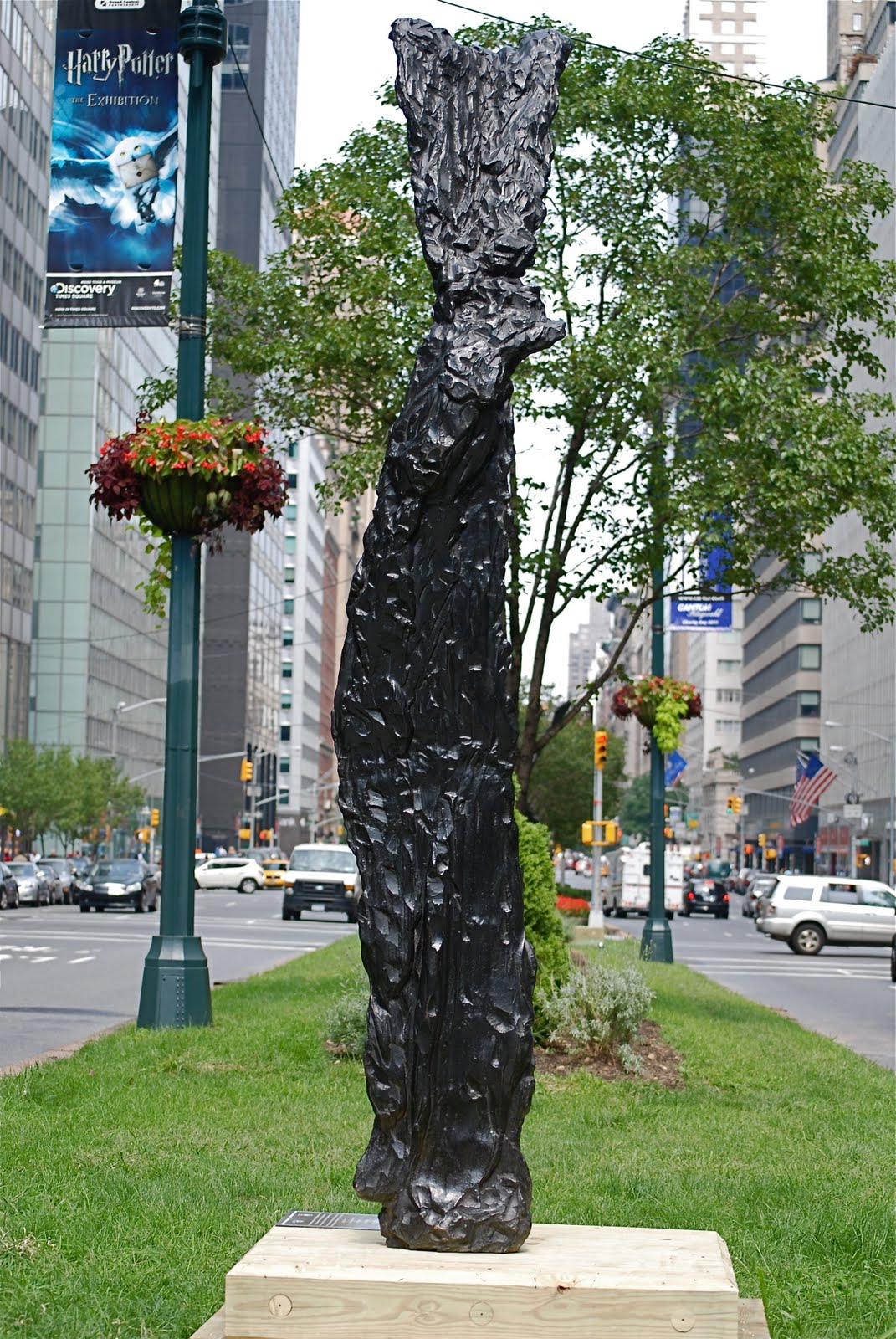 NYC ♥ NYC: Bryan Hunt's Sculptures Simulating Water On Park Avenue