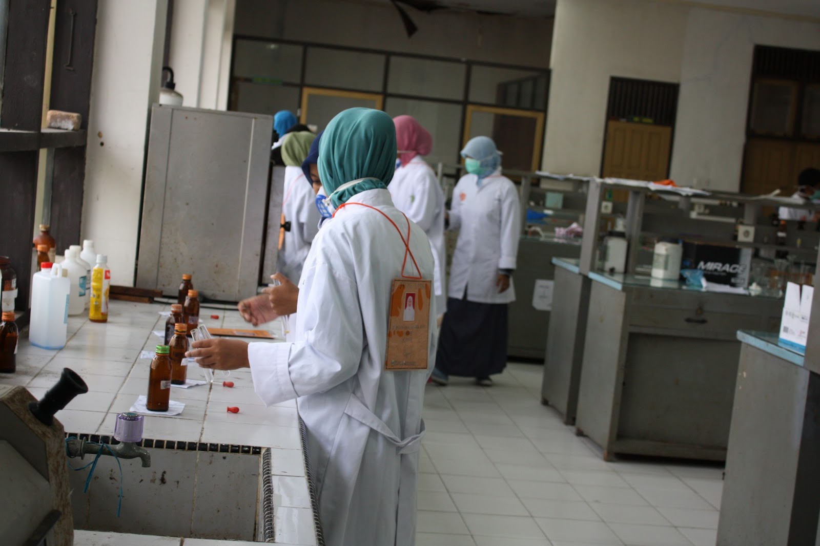 Tumbuhan Obat dan Sains: Kegiatan di Laboratorium Kimia UNP