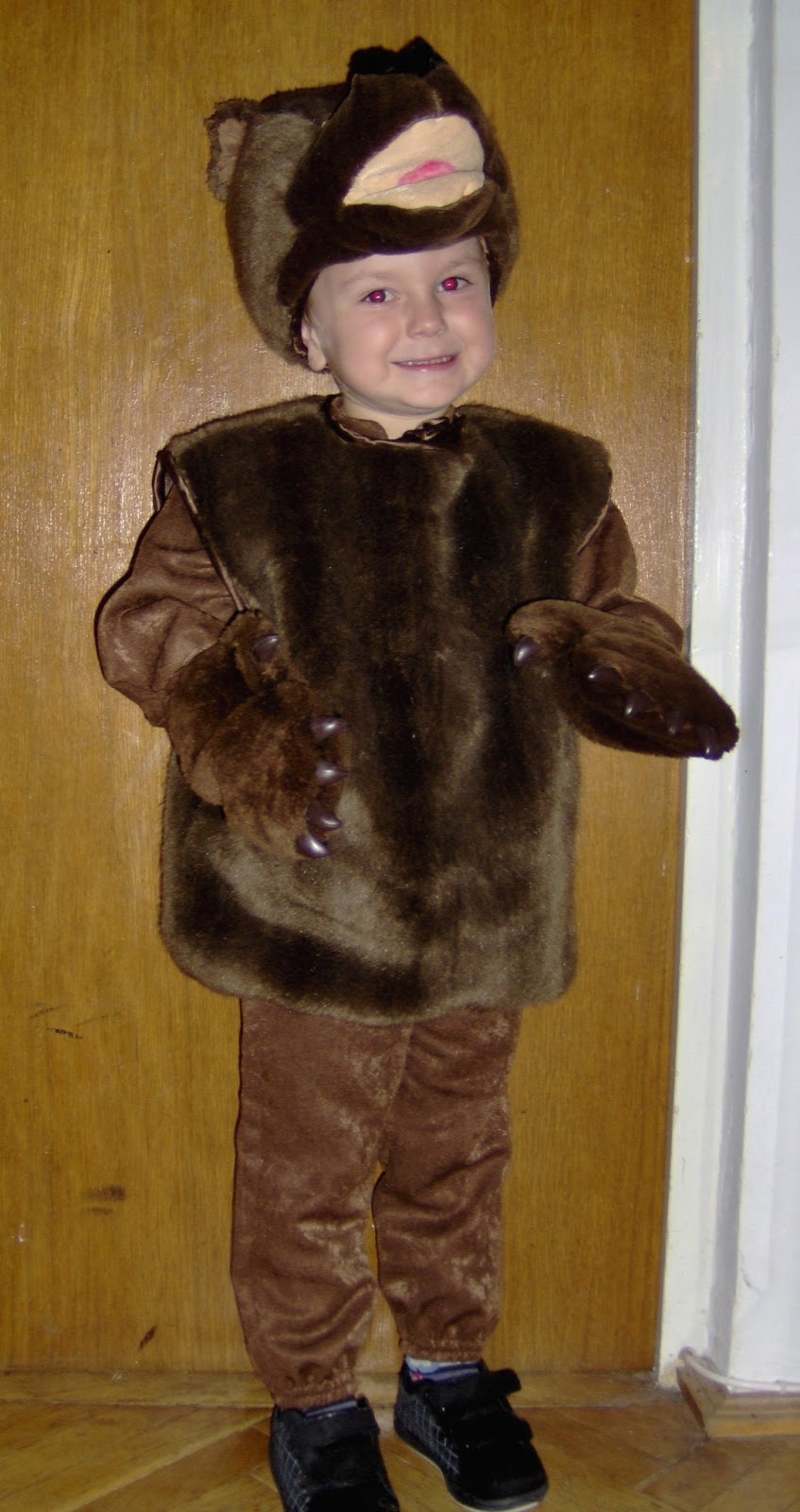 COSTUME MICHI MANOLE: Ied in costum popular. Costum de urs.