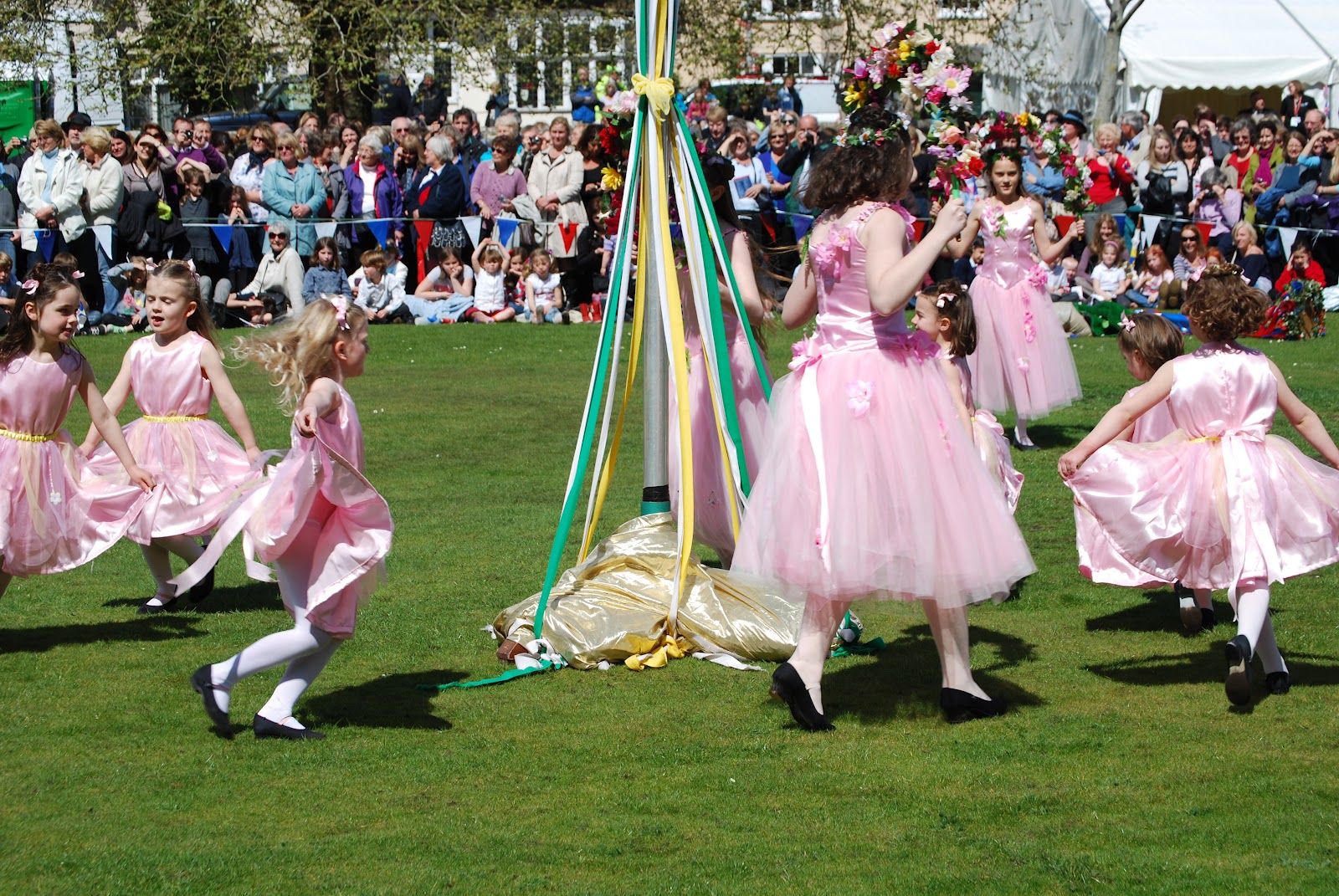 The Blokeblog: Scantily Clad Dancing Girls...