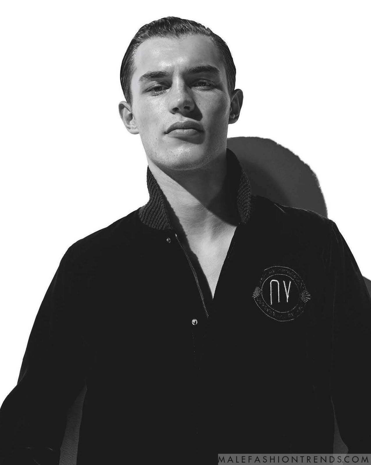 Kit Butler viste básicos y denim para el número de agosto de GQ Australia