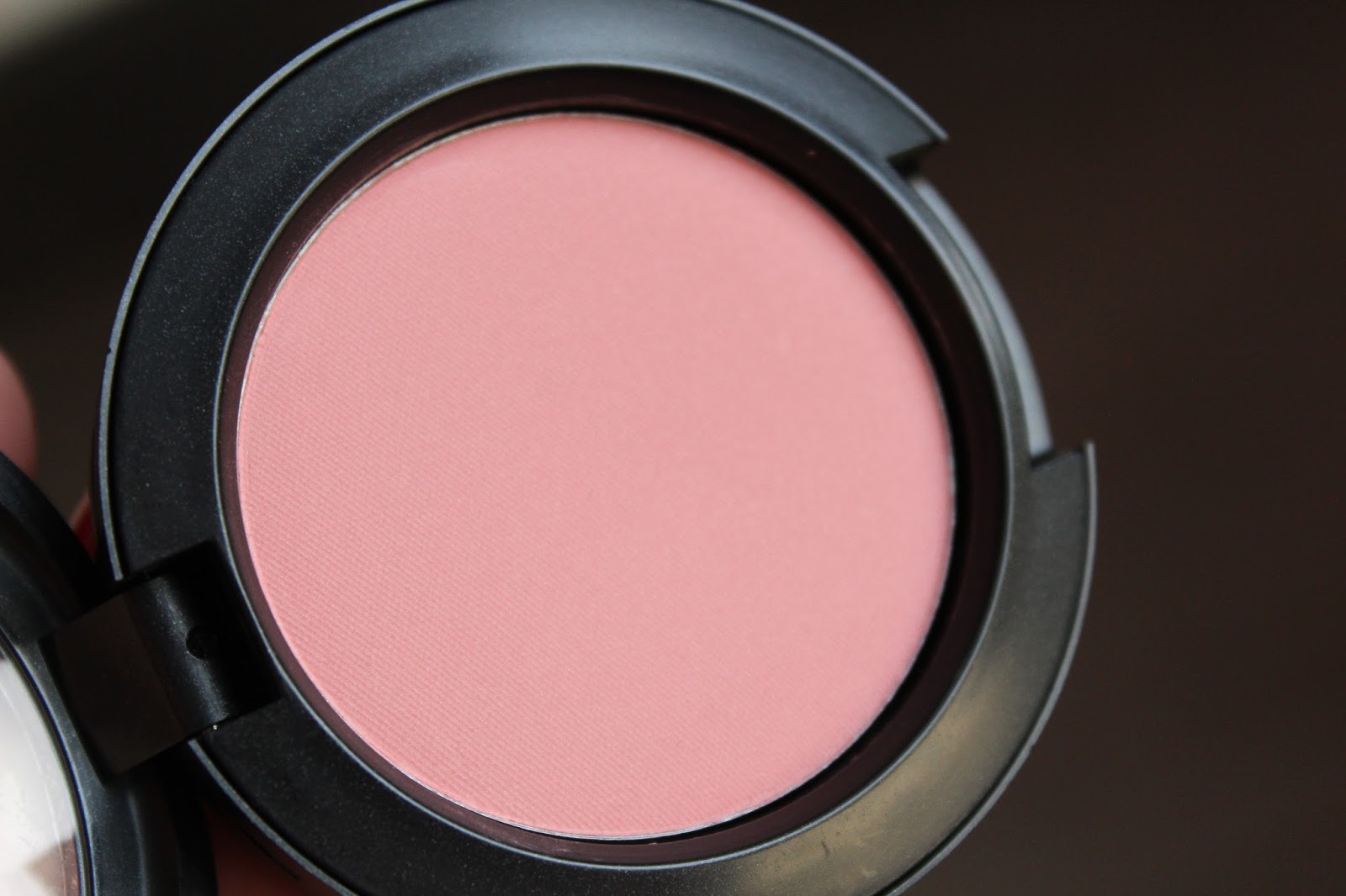 MAC Rosy Outlook rumenilo - MAKEUP ARENA