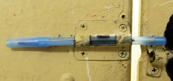 Frankie's Apartment: Young Ceazer's Genius "Ballpoint Pen" Lock Solution