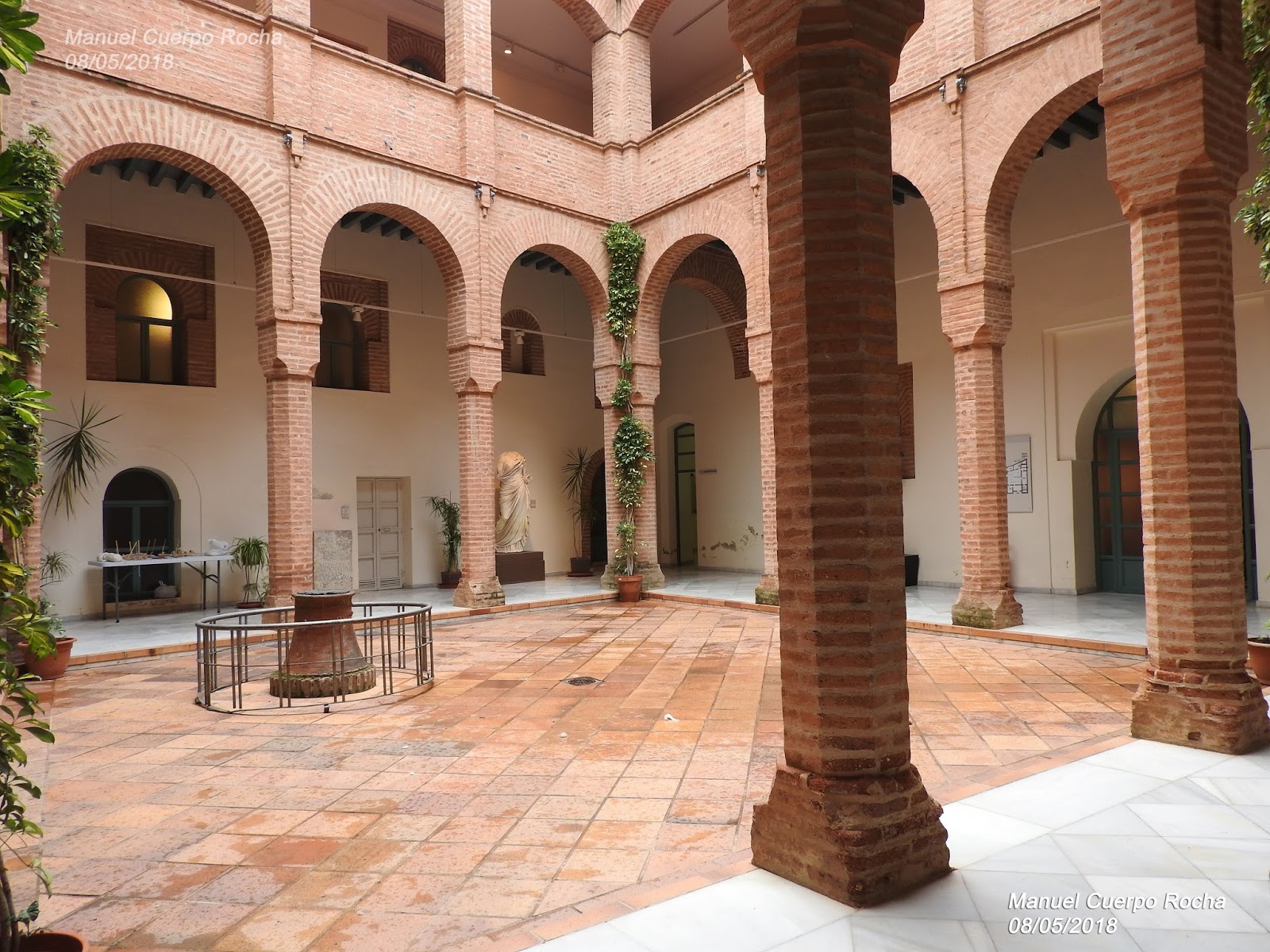 MUSEOS DE BADAJOZ : 3. VESTÍBULO Y PATIO DEL MUSEO ARQUEOLÓGICO DE BADAJOZ.