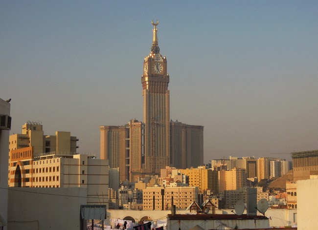 The Phenomena of Life: Menara Jam Raksasa, Bangunan yang “Mengganggu ...
