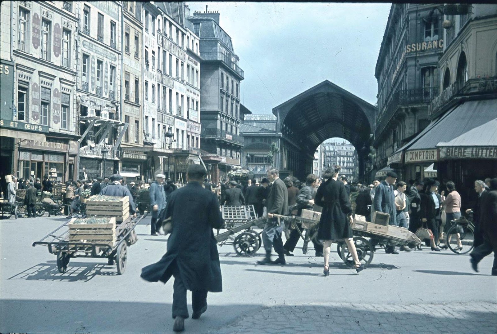 40 Amazing Color Photographs That Capture Street Scenes of Paris Under ...