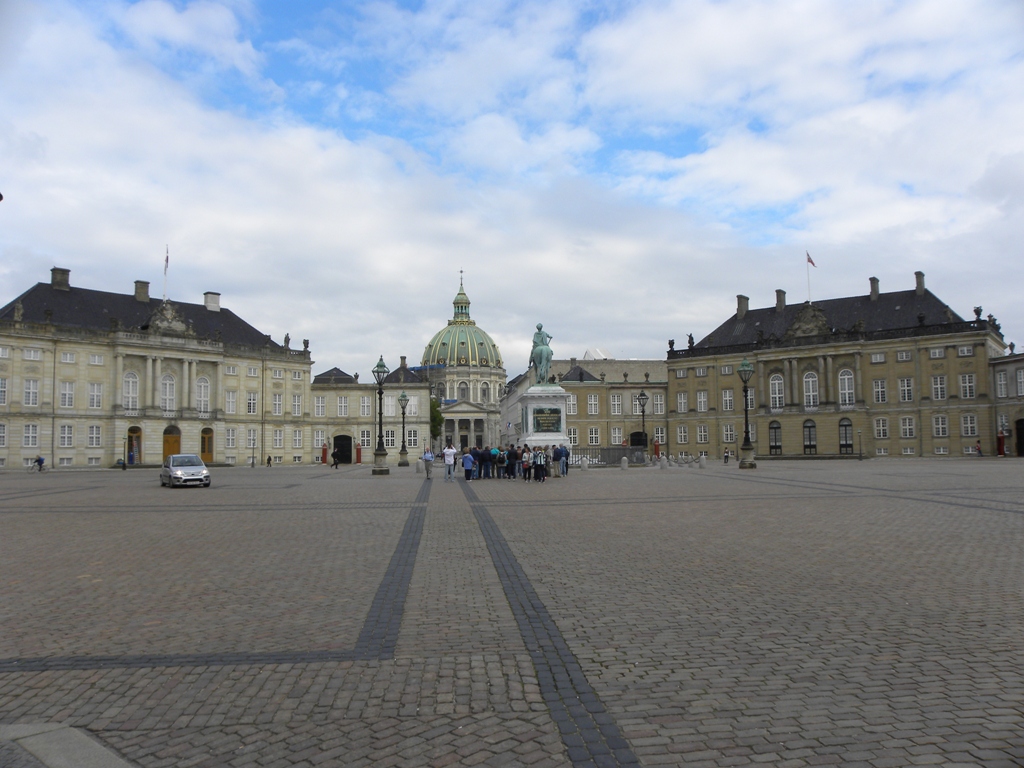 Travels - Ballroom Dancing - Amusement Parks: Guards at the Amalienborg ...