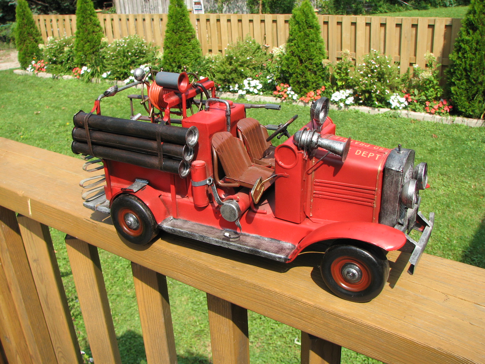 Memories Of The Past: REPLICAS OF VINTAGE 1920's FIRE ENGINE TRUCKS