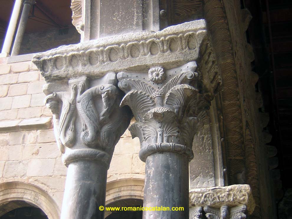 arteymás: Claustrto - Capiteles