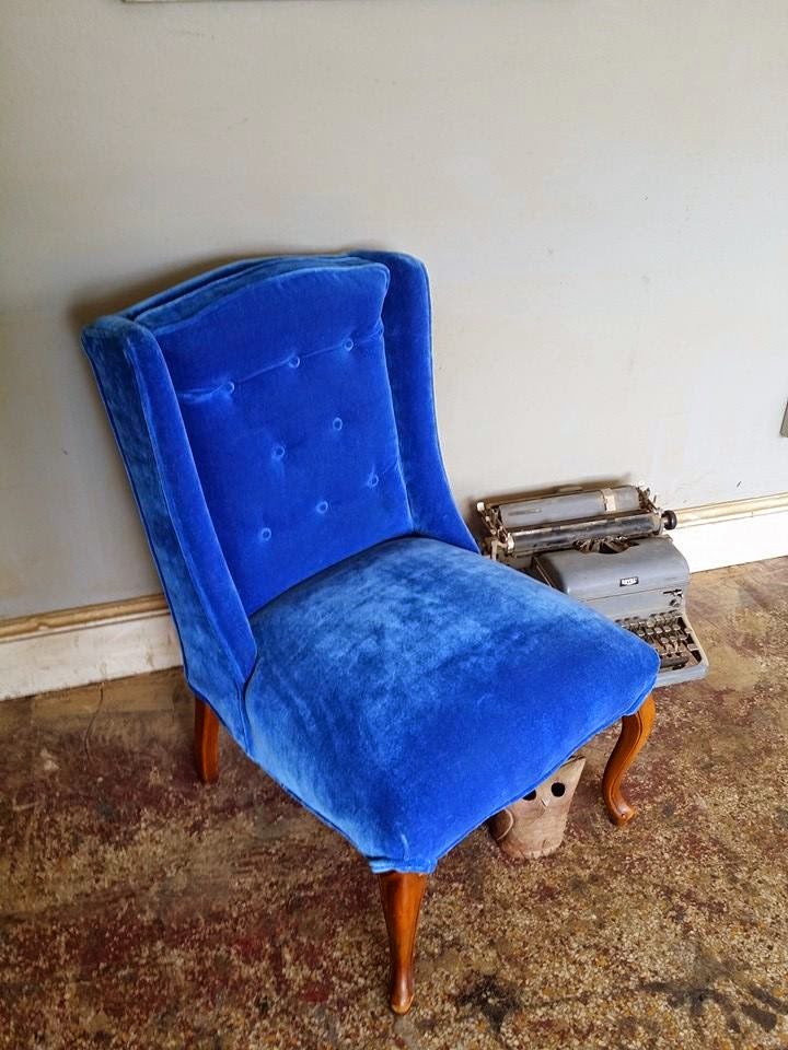Vintage Ground: Stunning Vintage Blue Velvety Tufted Chair
