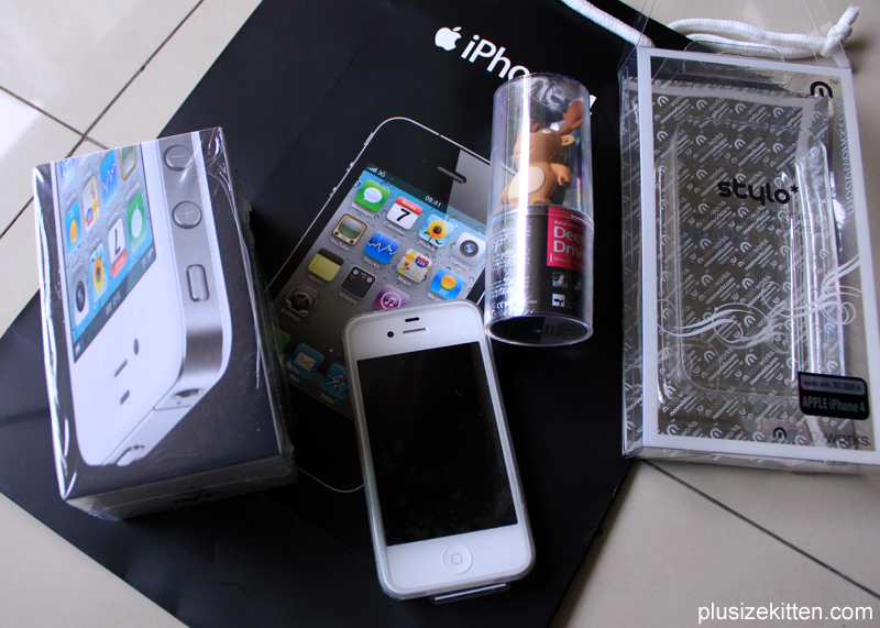 Plus Size Kitten: iPhone 4GS White is Out!