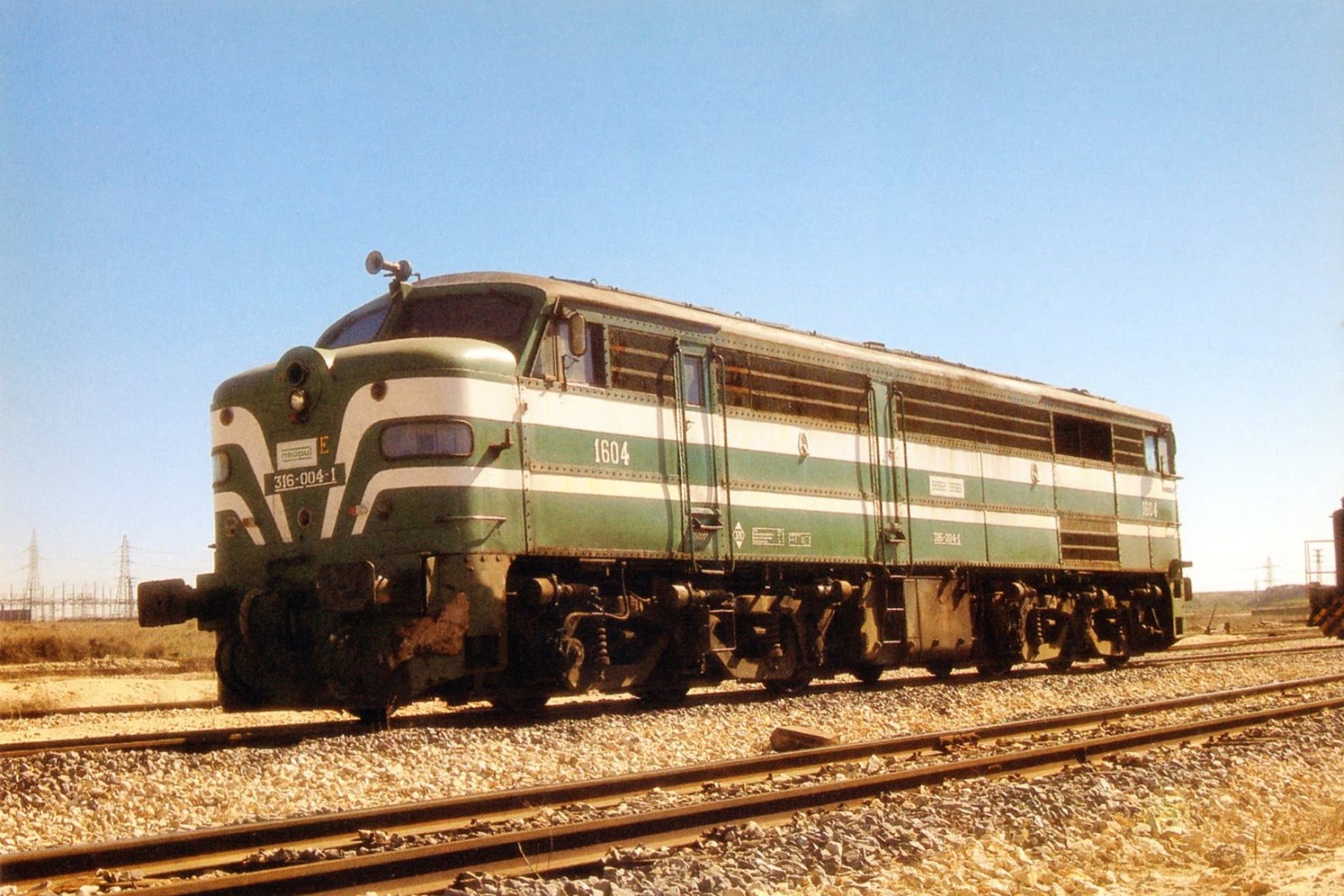Rails sense fronteres: Locomotores Dièsel-elèctriques, serie 316 de Renfe.