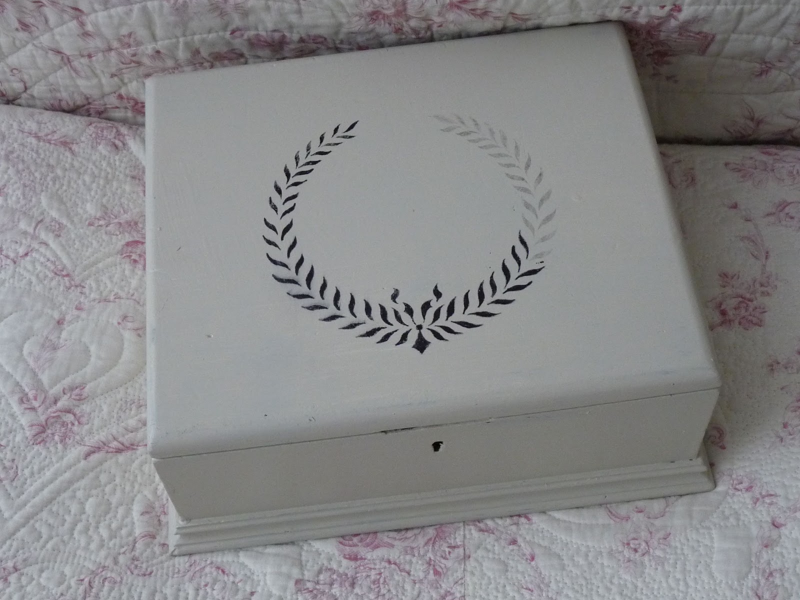 I Love My Home: Laurel wreath box....