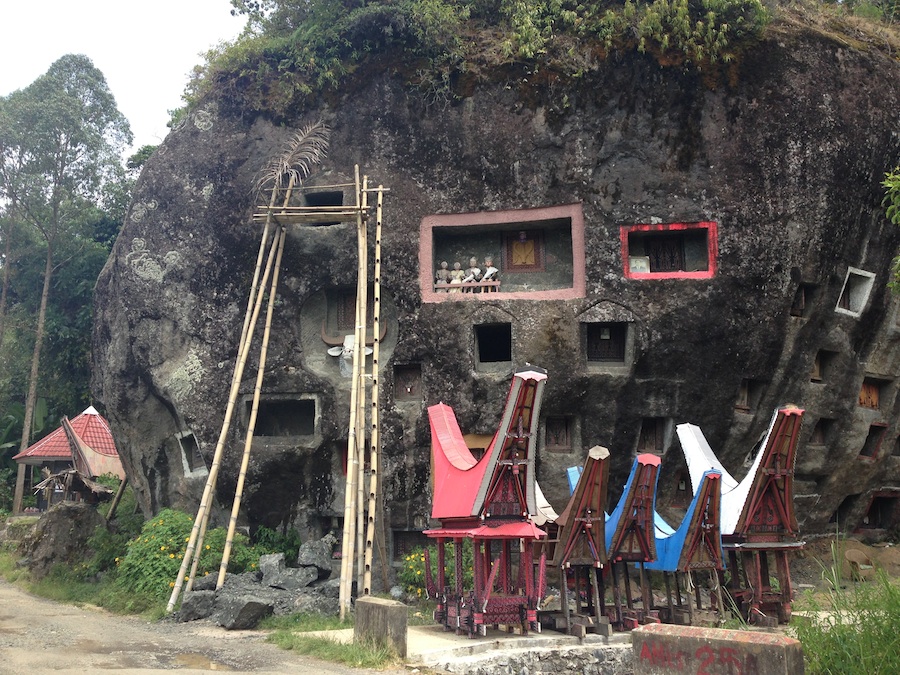 Loko Mata, Batu Berisi Jenazah di Toraja - ARSY Tours & Travel | Tour ...