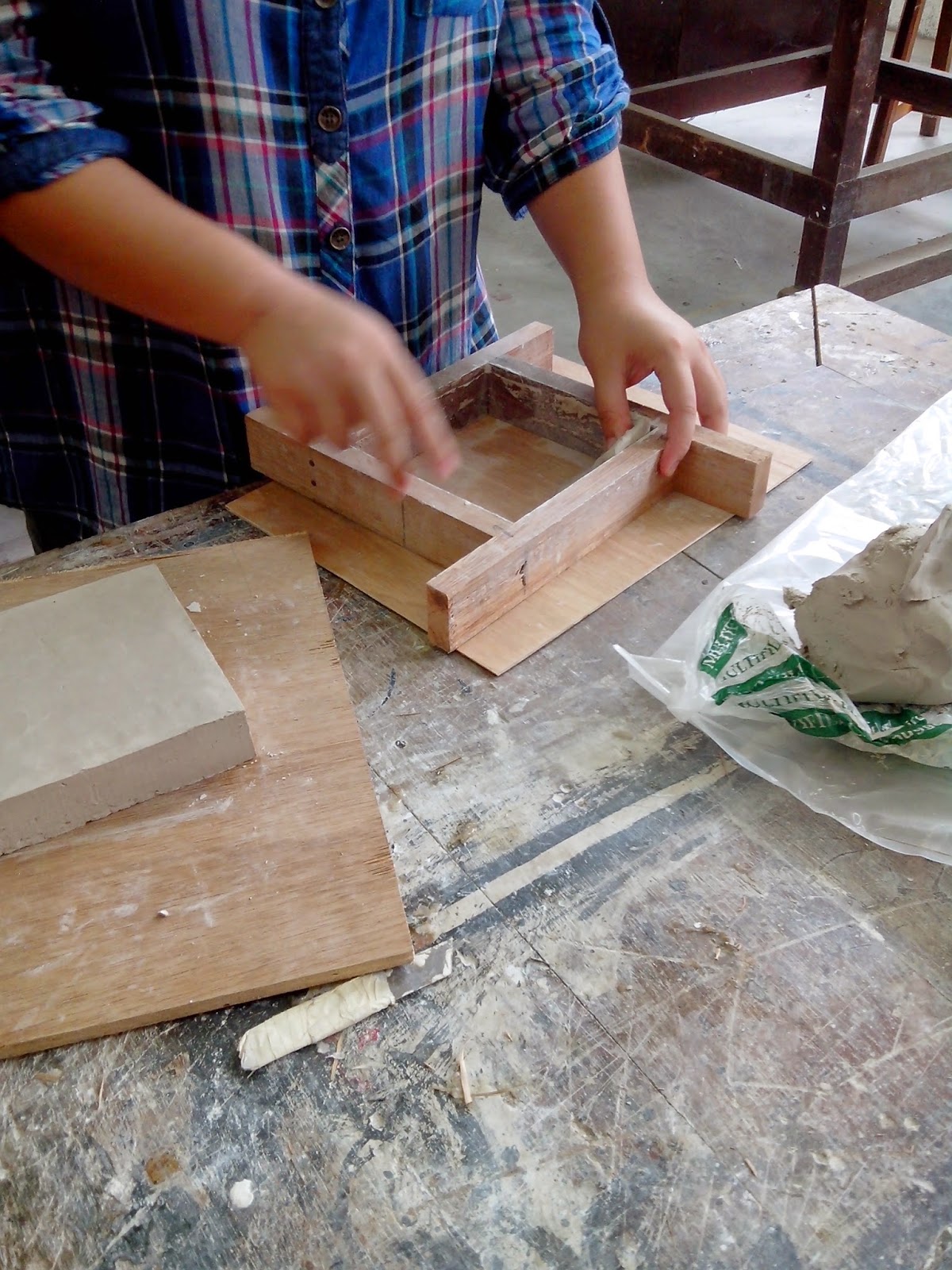 SeNi ArCa UPSI: PROSES MEMBUAT ARCA TIMBULAN MENGGUKAN TANAH LIAT