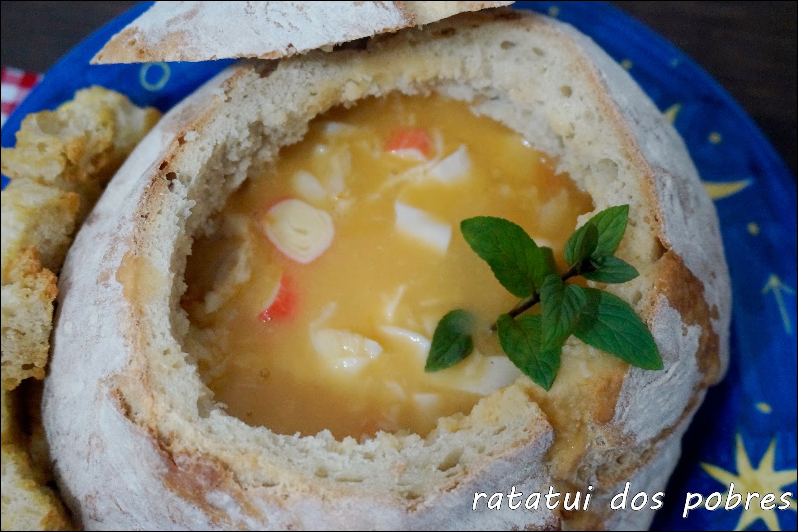 Sopa maravilhosa de peixe no pão