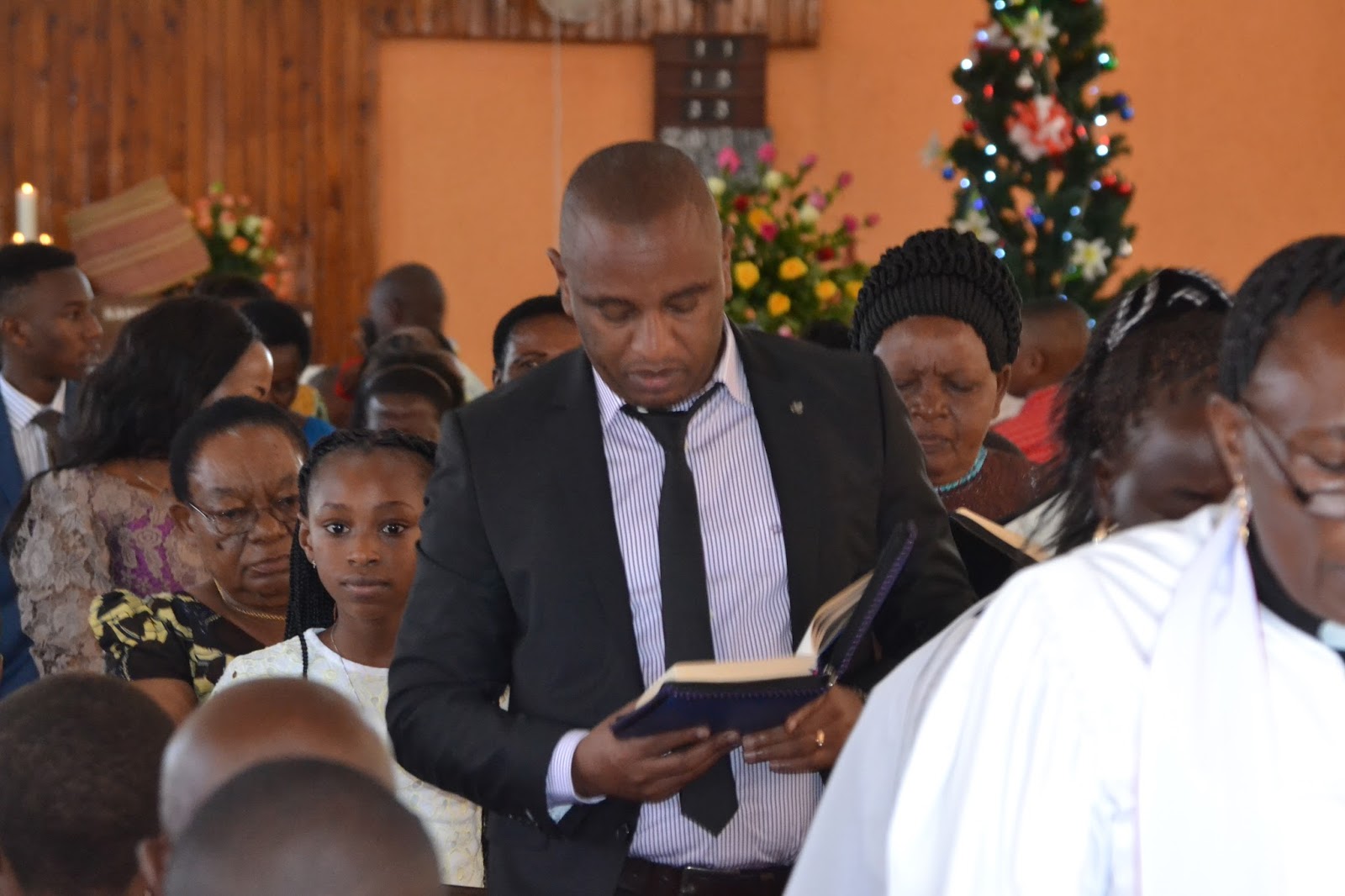 TAZAMA PICHA ZA FAMILIA YA DAVIS MOSHA WALIPOHUDHURIA MISA YA ...