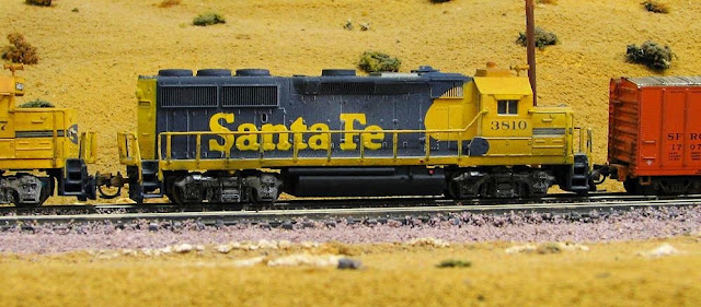 Needles Division Santa Fe RR N Scale: 1981 TOFC/COFC led by GP50 3825