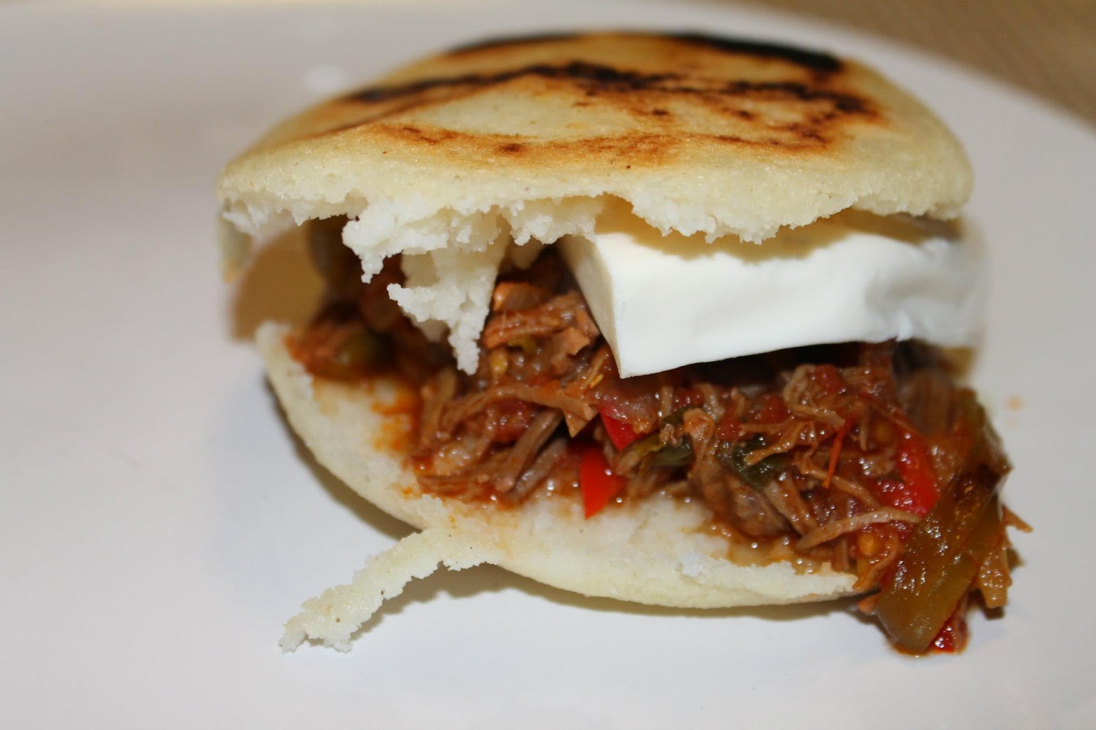 Cocinando y Compartiendo: Asi comenzamos...con una arepa de Carne mechada