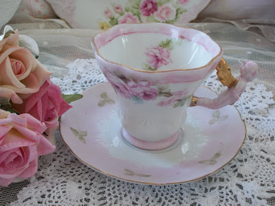 bunny cottage: Saucy little tea cups.