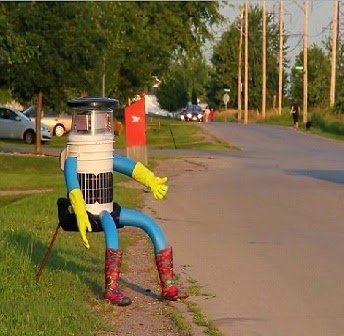 Fashion Articles: Hitch-BOT Hitchhiking Across Canada