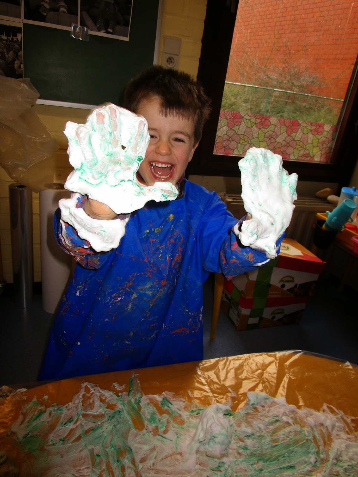 vriendjes van Jules: schilderen met de handjes met verf en scheerschuim ...