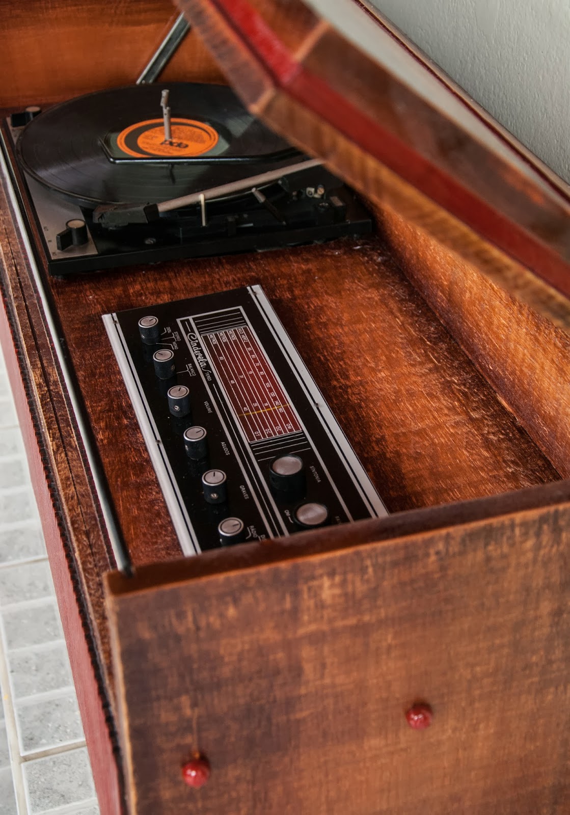 ARTEZZINI - Arte em Madeira: Restauração de Vitrola com Acabamento Rústico