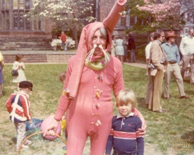 20 Candid Snapshots of Terrifying Easter Bunnies From the 1980s ...