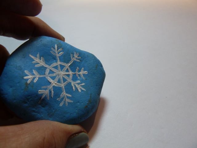 Make it easy crafts: How to paint a snowflake rock for the holidays