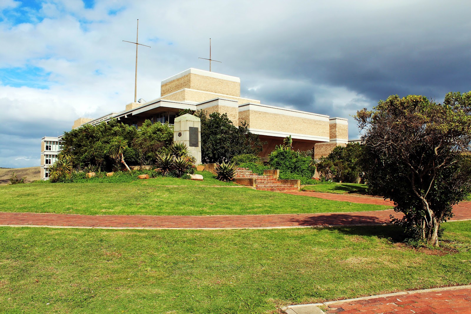 The Twist: 1820s Settlers Monument.