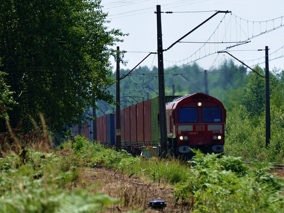 Class 66189 z pociągiem intermodalnym na 183/182 kilometrze LK 8 ...
