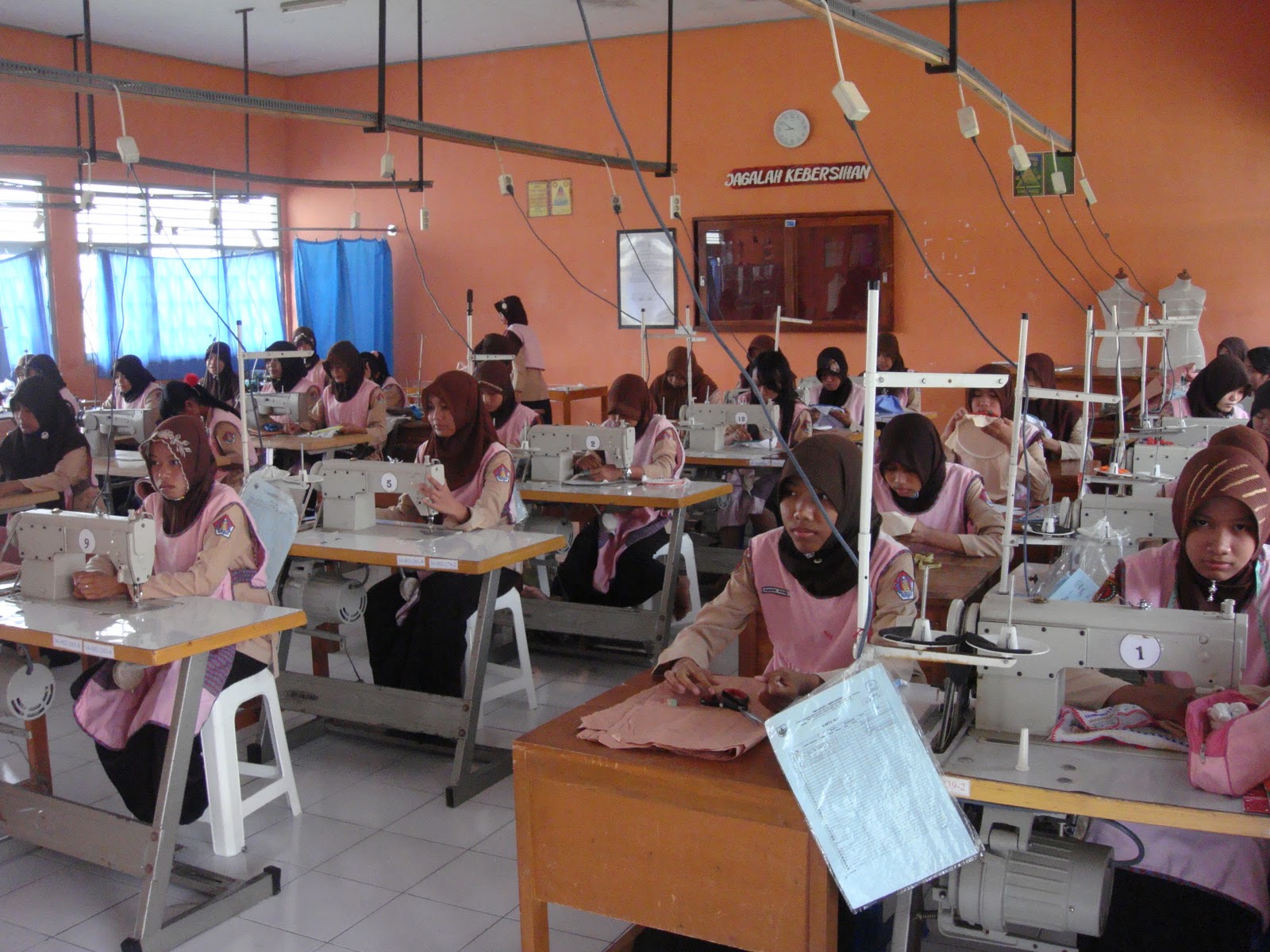 TEACHING FACTORY SMKN 1 AMPELGADING: Produk Busana Butik