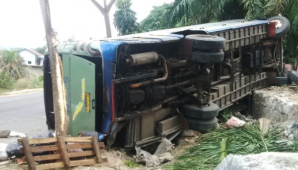 Bus ALS Terbalik, Penumpang Luka-luka - TobaTimes