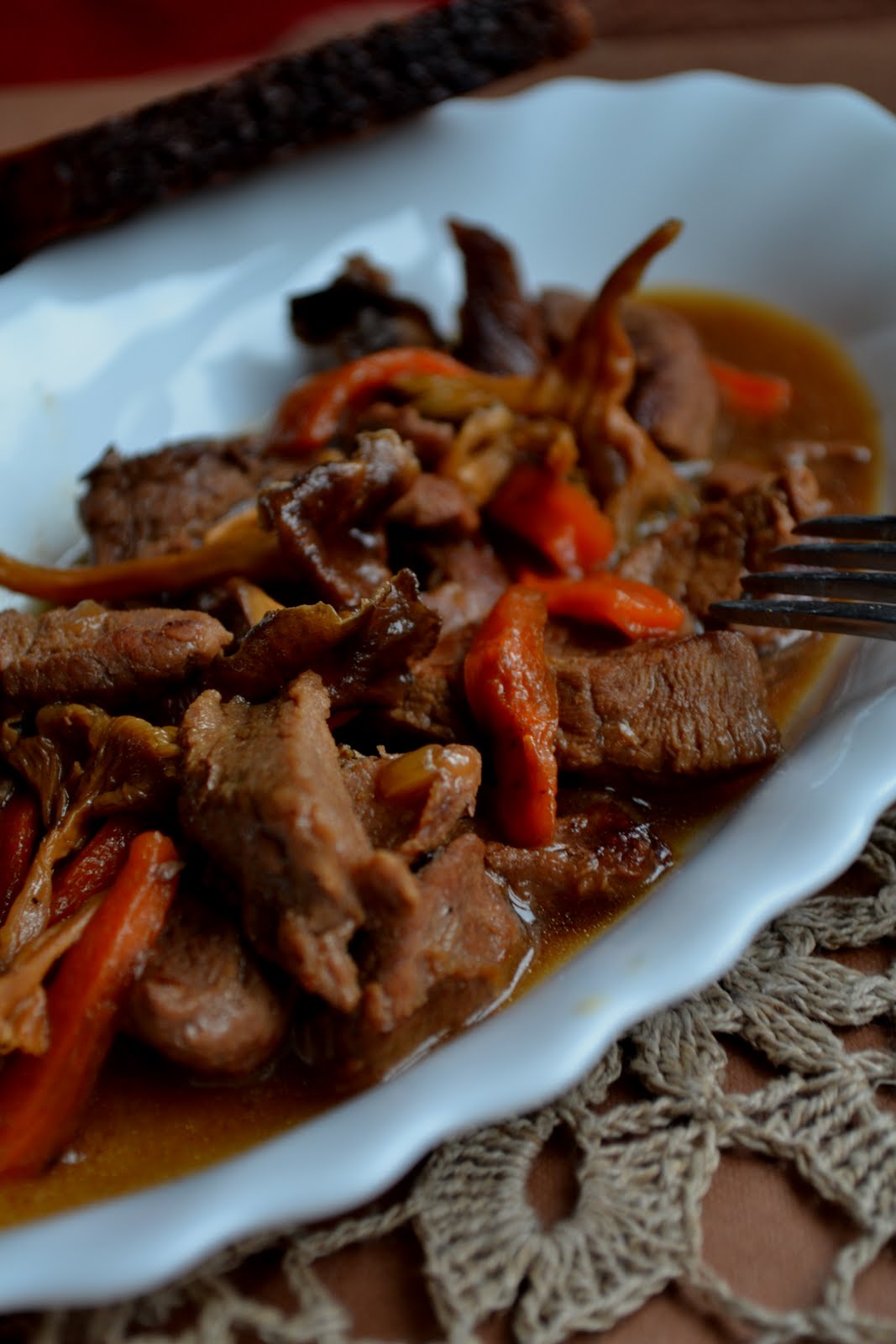 Toimetused köögis: (Veise)liha austrikastmes