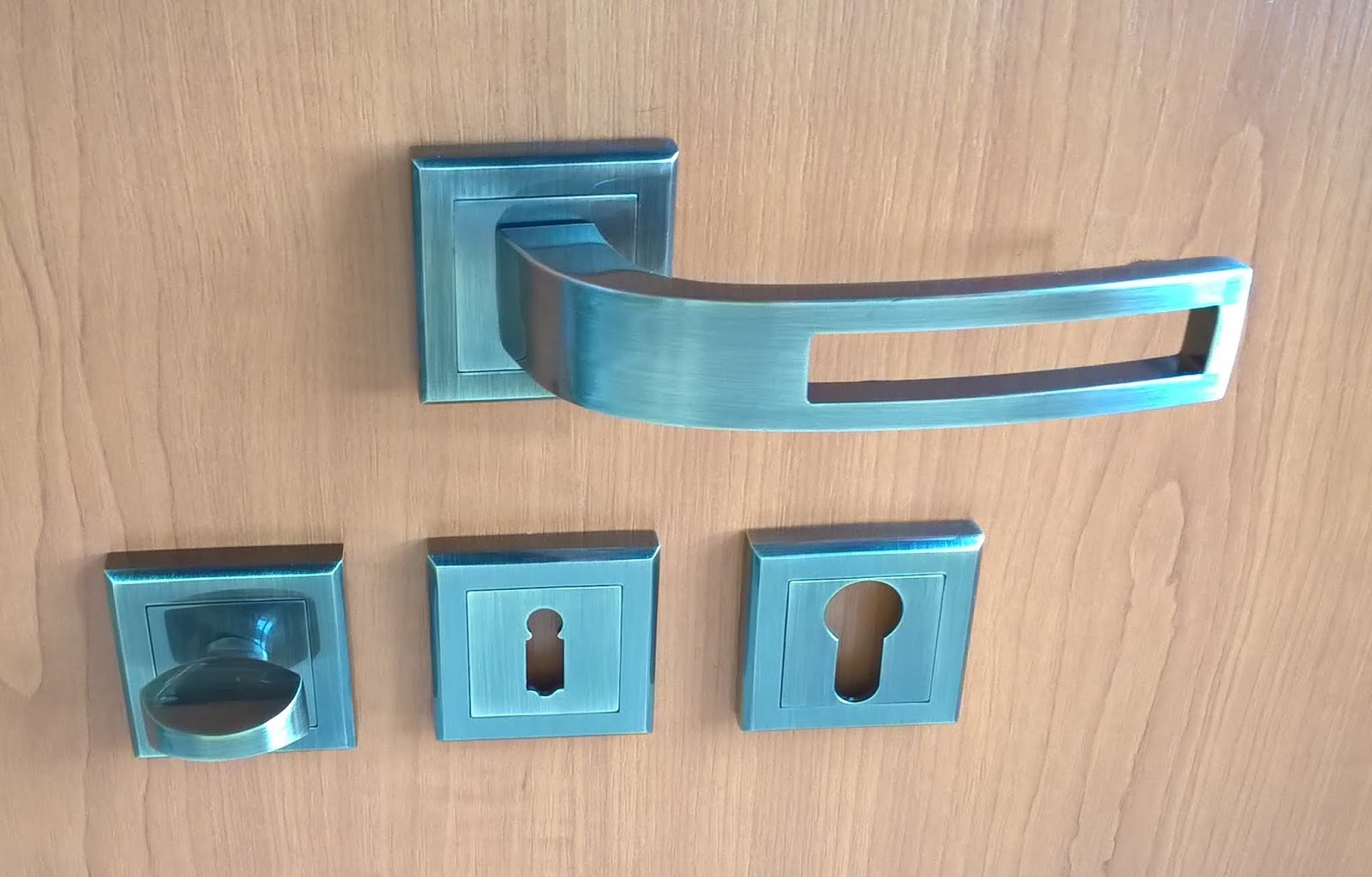 Feronerie Usi SRL- silduri clante manere usi interior si exterior