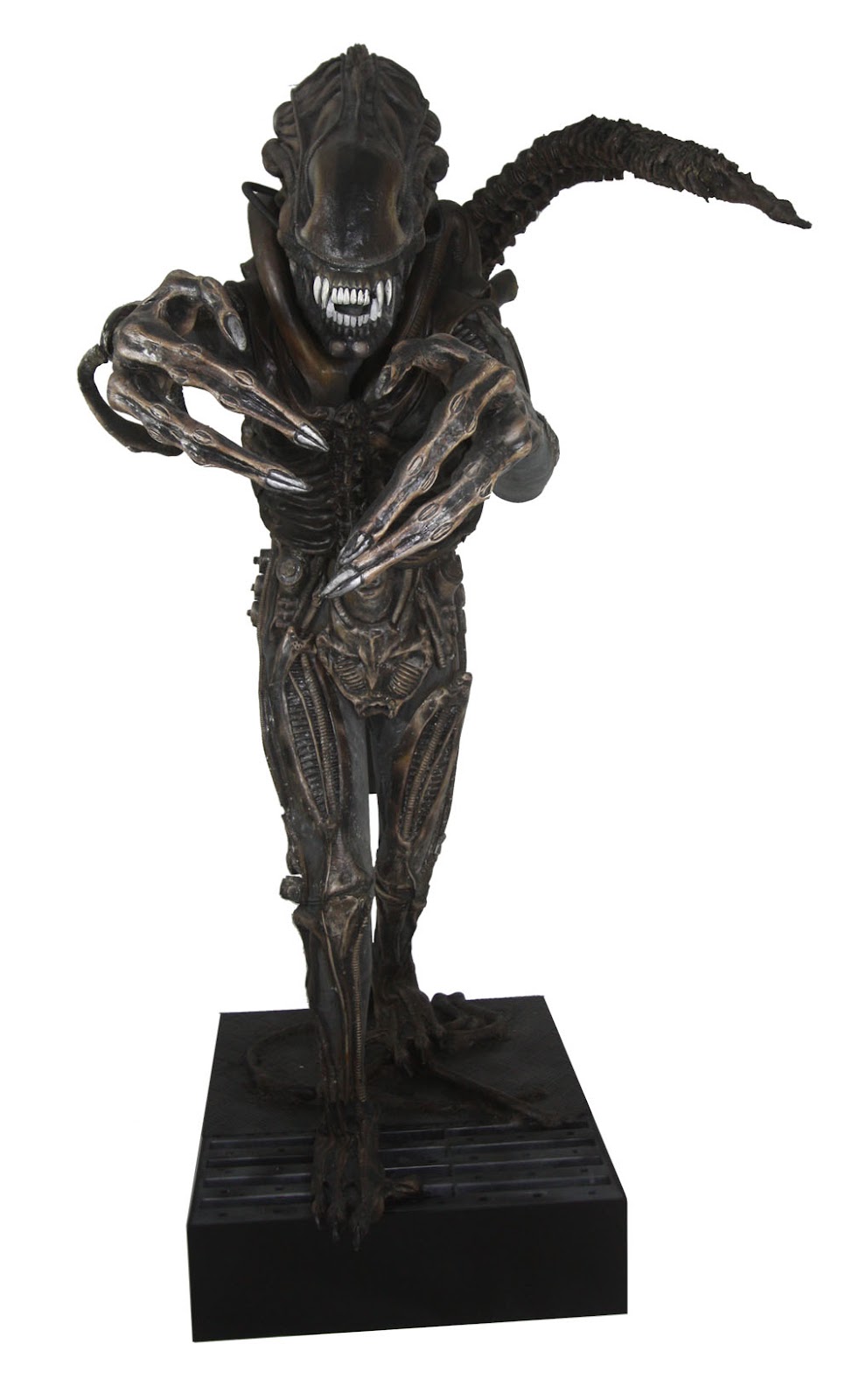 Alien Explorations: Aliens: Propstore's Alien warrior suit