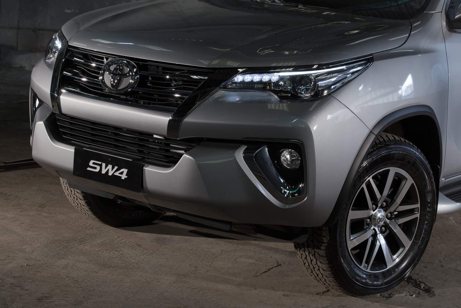 Toyota SW4 2016: preços, vídeo, fotos e especificações