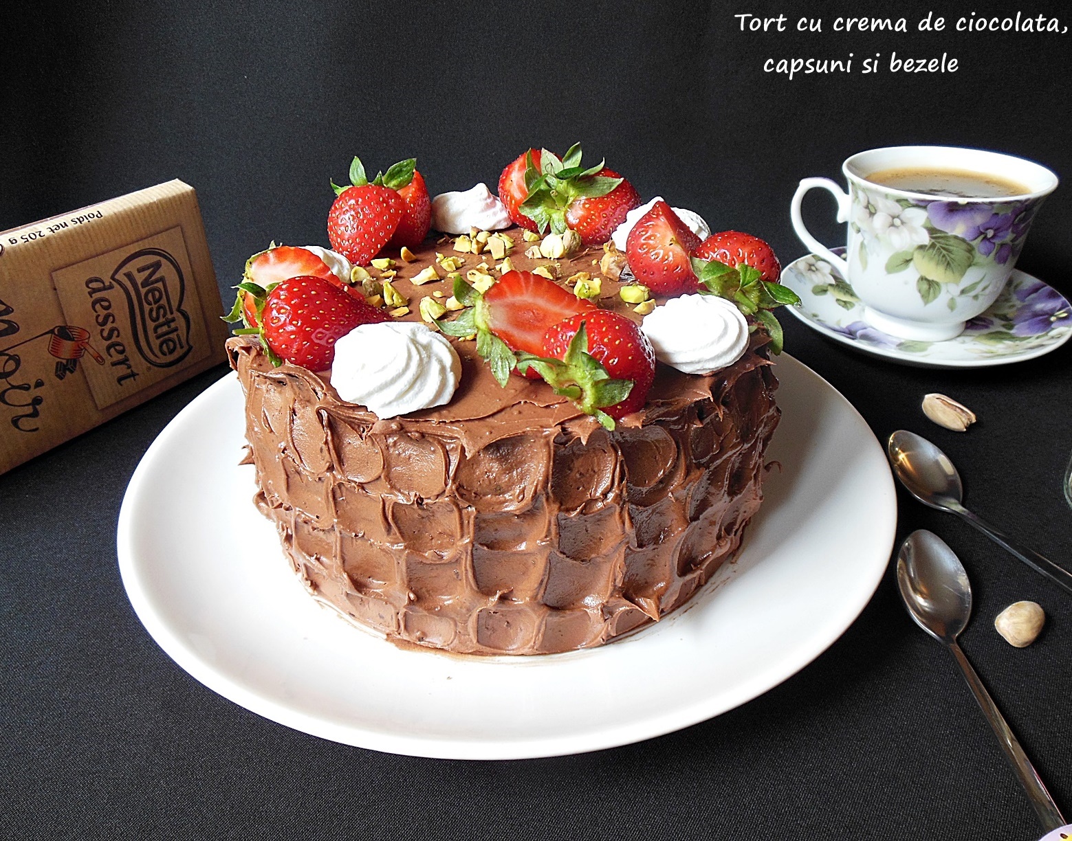 Rocsy in bucatarie: Tort cu crema de ciocolata, capsuni si bezele