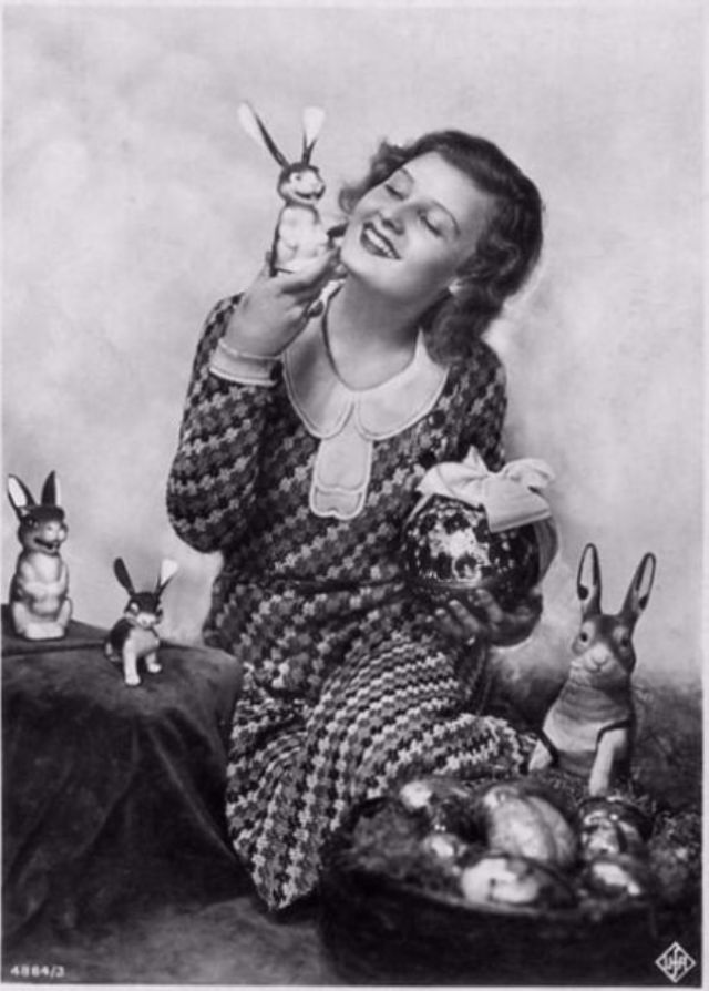 21 Vintage Photos of the Hottest Easter Pin-Up Models From Between the ...