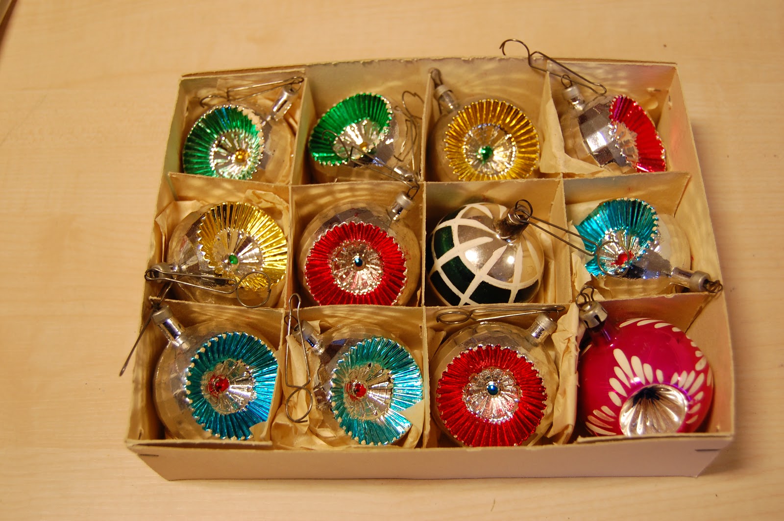 Bruktikken på havna.: KAKEBOKS, JULEKULER, FAR OG MORMOR:-)