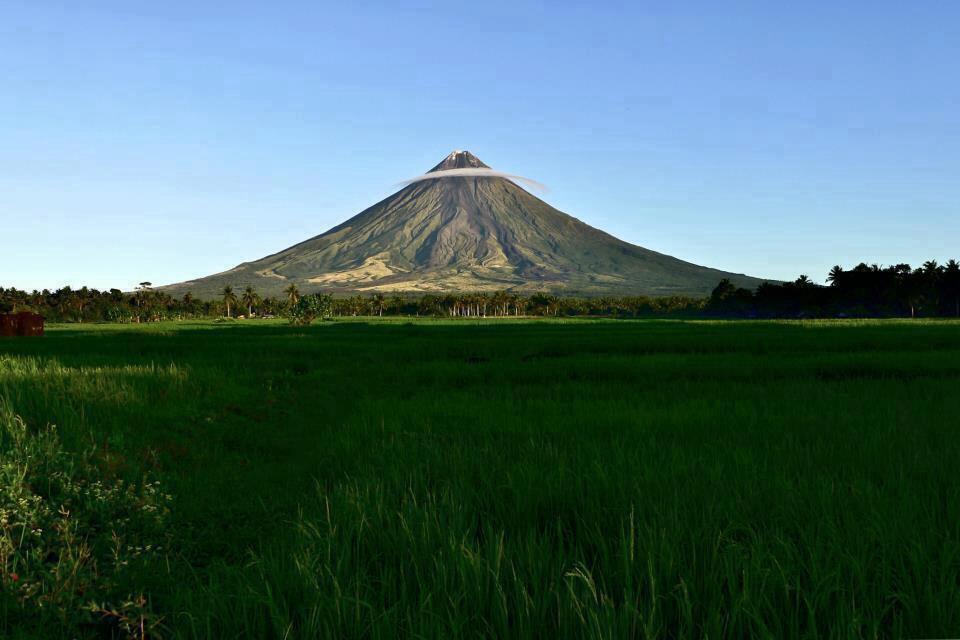 The Perfect Cone-Shaped Mayon Volcano of Albay, Philippines - WandeReview