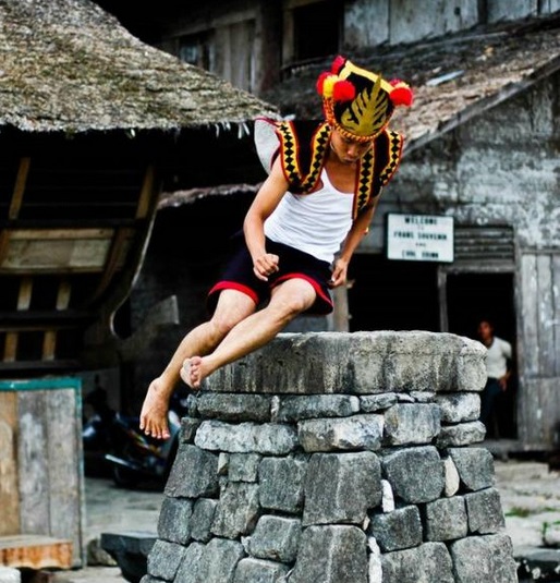 Fahombo, Tradisi Lompat Batu Unik Hanya Ada di Nias - Pariwisataloka ...