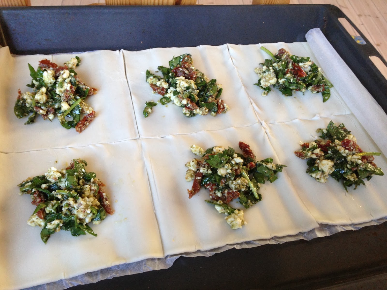 Vegetarisk mat åt alla!: Pirog fylld med spenat, fetaost, soltorkade ...