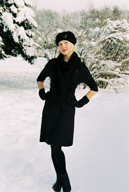 Cheeky vintage chick : winter pin-up pics